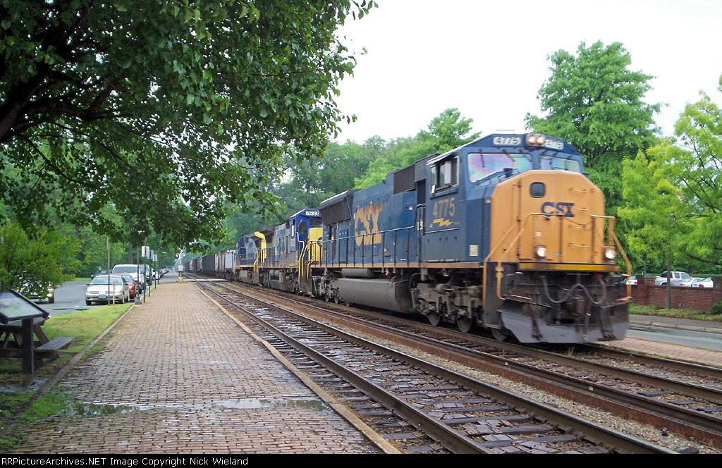 CSXT 4775 leads Q410